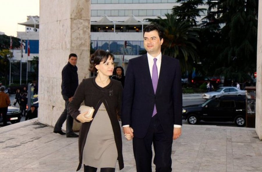 Aurela Basha publikon FOTO-t me ëmbëlsira: Zemra - Syri | Lajmi i fundit