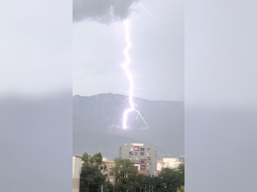 FOTOLAJM/ Moti dhuron 'spektakël' në Tiranë, rr - Syri | Lajmi i fundit