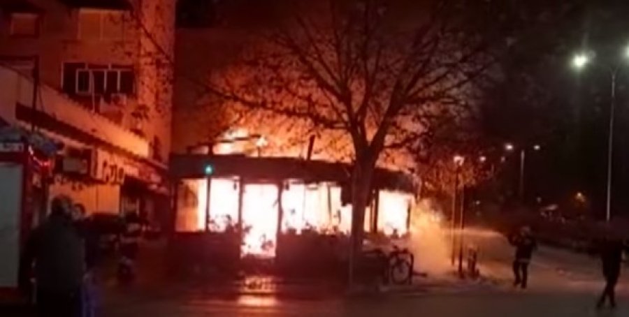 FOTO/ Shkrumbohet nga zjarri lokali i njohur te Br - Syri | Lajmi i fundit