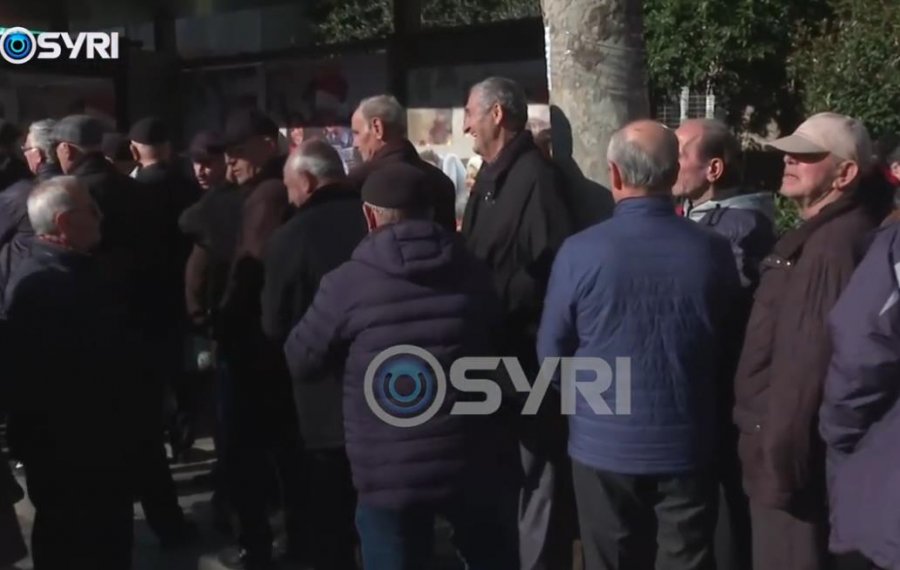 SYRI TV/ Tiranë, Pensionistët në radhë për ab - Syri | Lajmi i fundit
