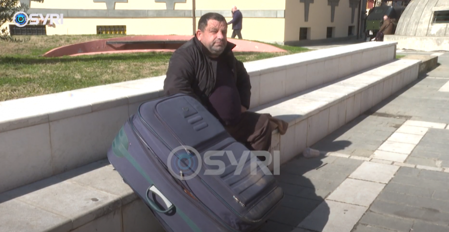SYRI TV/ Qytetari nga Kurbini grevë para KLSH, An - Syri | Lajmi i fundit