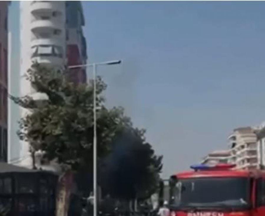 Shkëndija mbi kokën e kalimtarëve! Kablli elekt - Syri | Lajmi i fundit