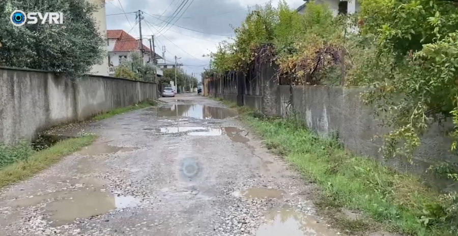 SYRI TV/ Shkodër, banorët: Sapo bie shi rruga b - Syri | Lajmi i fundit